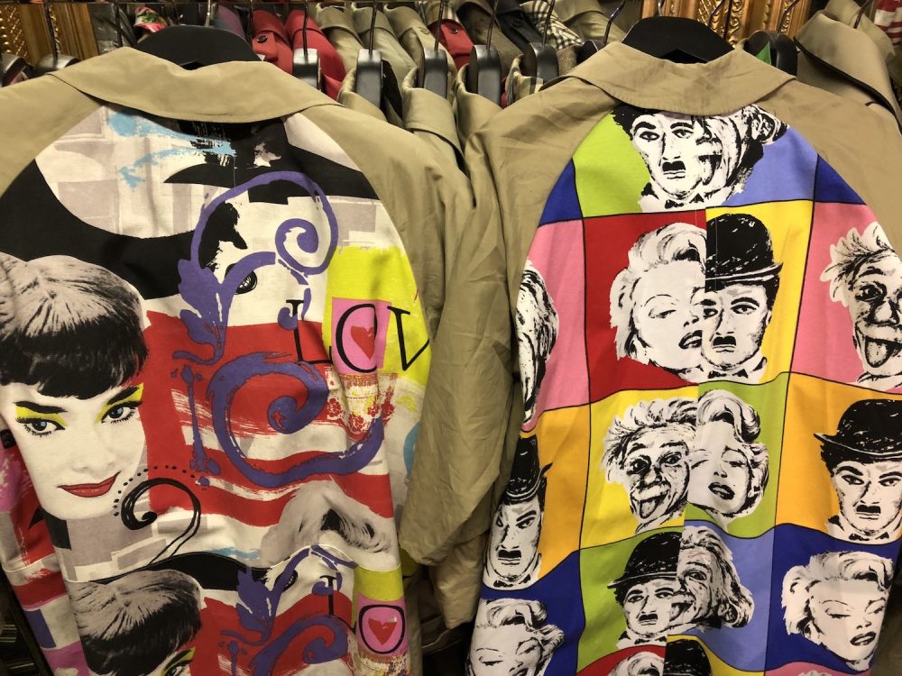 From London "Brick Lane Vintage Market"内にあるバーバリーのトレンチコート専門Vintage Shop ...